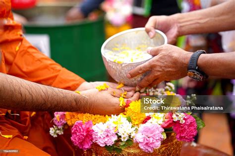 가까이손은 송크란 전통에 수도사를 부어 물 그릇을 들고 부처님 송크란 축제에 물 을 붓는 태국 사람들의 손 송크란은 태국의 새해입니다 N Blessing에 대한 스톡 사진