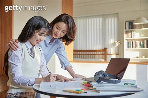 학생 고등학생 공부 움직이는활동 교육 주제 교복 십대 나이 엄마 딸 가족 응원 포옹 이미지 Jv12630033 게티이미지뱅크