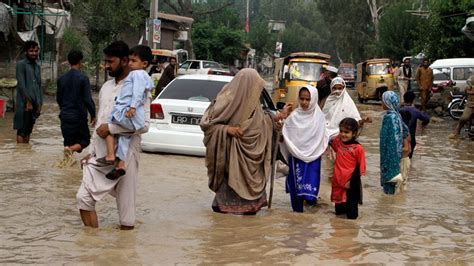 امداد لینے وہ بہن بھائی بھی موجود تھے جن کے گھر کیا گاؤں سے بھی پانی