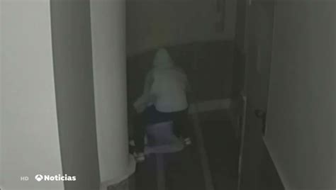 Las Imágenes De Cómo Un Ladrón Intenta Estrangular A Una Mujer Para