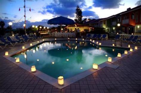 Cómo decorar una piscina para una boda Boda en la piscina Fiestas en