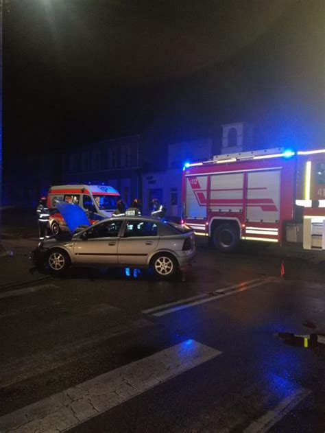 Braniewo Opel uderzył w słup Braniewo