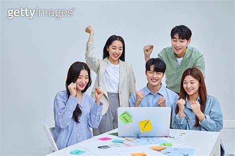 20대 청년 여성 남성 대학생 비즈니스미팅 미팅 브레인스토밍 Mz세대 스타트업 비즈니스 토론 만세 성공 팀워크 협력 이미지