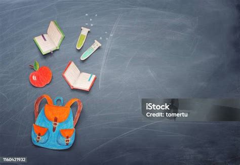 교육과 학교 개념으로 돌아갑니다 종이에서 잘라 배낭 책 화학 플라스크와 재미있는 스케치교실 칠판 위에 사과의 페인트 모양 상단 보기 플랫 레이 0명에 대한 스톡 사진 및