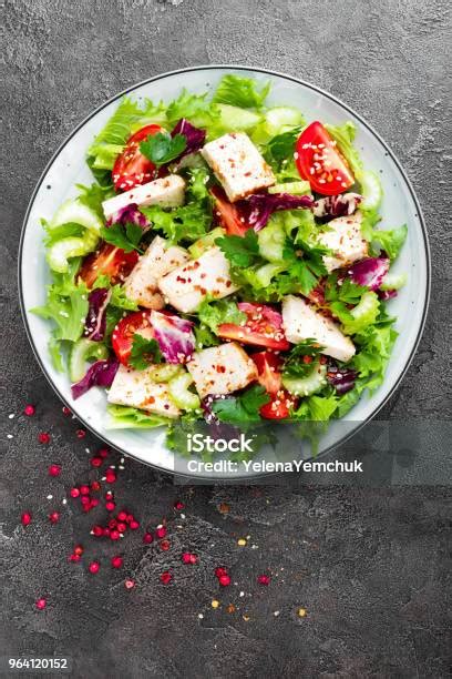 신선한 야채와 고기 샐러드입니다 구운된 닭 가슴살과 야채 샐러드입니다 접시에 닭 등심과 야채 샐러드 건강한 생활방식에 대한 스톡 사진 및 기타 이미지 Istock