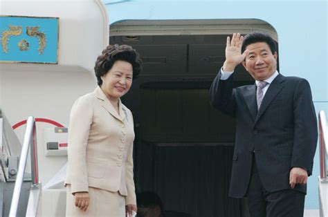 노무현사료관 인도네시아 출국 전 비행기 위에서 환송인사하는 노무현 대통령 내외