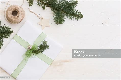 태그와 크리스마스 선물 상자입니다 흰색 나무 테이블에 전나무 가지와 흰색 상자에 새해 선물 복사 공간이있는 평평한 누워 축 하 축 하 축 하 겨울 컨셉 12월에 대한 스톡