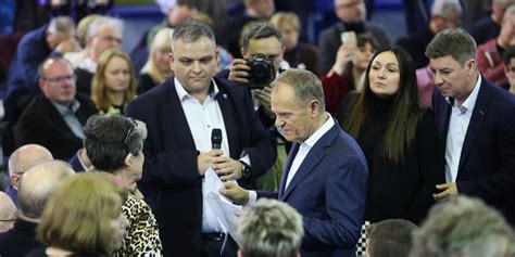 Dramatyczny apel na spotkaniu z Tuskiem Reakcja lidera PO NAGRANIE Wiadomości