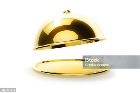 흰색 배경에 덮개가있는 금속 트레이를 들고있는 웨이터 열린 뚜껑이있는 빈 레스토랑 클로슈 3d 그림 금색에 대한 스톡 사진 및 기타 이미지 Istock