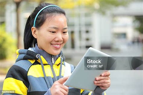 Mahasiswa Dewasa Menggunakan Talbet Pc Di Kampus Foto Stok Unduh