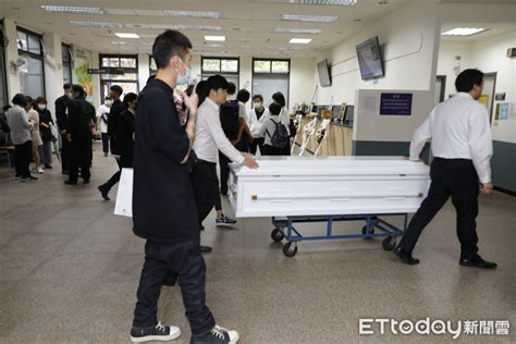 快訊／小鬼遺體送抵二殯！ 預計下午火化「回到自己的星球」 Ettoday星光雲 Ettoday新聞雲