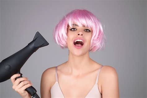 Mujer Secándose El Cabello Con Un Secador De Pelo Aislado En El Fondo