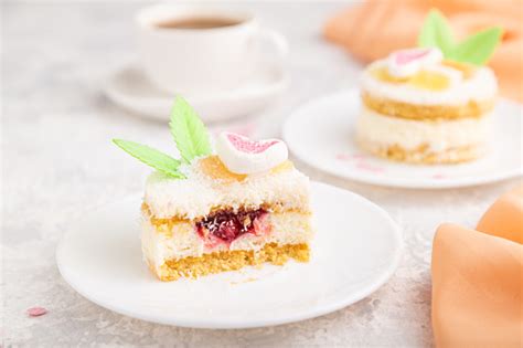 회색 콘크리트 배경과 오렌지 섬유에 커피 한 잔과 우유와 코코넛 크림장식 케이크 측면 보기 클로즈업 선택적 초점 윤기 낸 음식에 대한 스톡 사진 및 기타 이미지 Istock