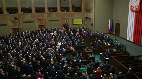 Koalicja Obywatelska przed PiS pięć partii w Sejmie Sondaż dla