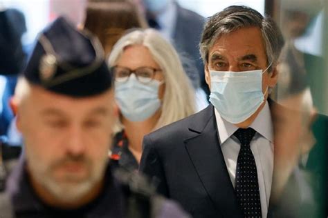 Emplois fictifs l ex Premier ministre François Fillon condamné à deux