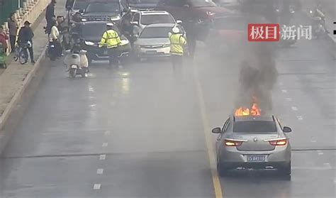 一轿车桥上突发自燃，湖北随州多部门联合救助