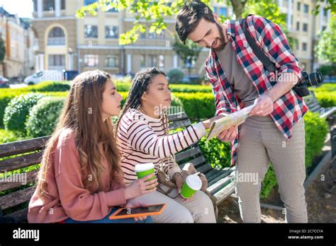 Deux Filles Assises Sur Un Banc Banque De Photographies Et Dimages à