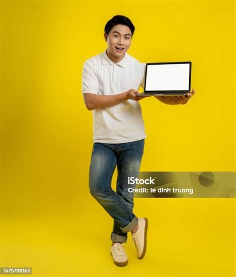 노란색 배경에 노트북을 사용하는 젊은 사업가의 이미지 노트북에 대한 스톡 사진 및 기타 이미지 노트북 남자 미소 Istock