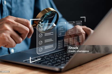 품질 인증서 및 체크리스트 문서는 품질 관리와 함께 대상 마케팅 계획 할당을 검사합니다 표준화 인증 규정 서비스 및 표준 준수 개발에 대한 스톡 사진 및 기타 이미지