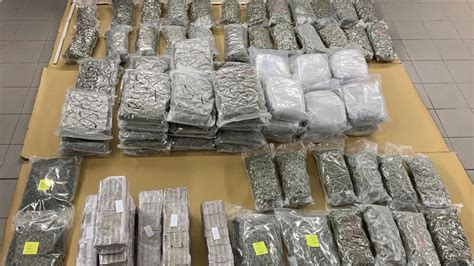 Festnahmen Polizei Entdeckt 150 Kilogramm Drogen In Lastwagen Zeit