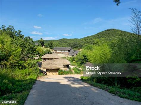 비포장 도로와 주택이 있는 시골 지역 집들은 짚으로 만들어졌으며 서로 밀집되어 있습니다 하늘은 파랗고 구름은 없습니다 산에 대한 스톡 사진 및 기타 이미지 Istock