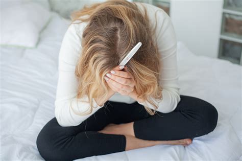 임신 테스트를 보고 소녀 임신 테스트 결과를 기다리는 슬픈 여자 여자에 대한 스톡 사진 및 기타 이미지 여자 걱정하는 계획 Istock