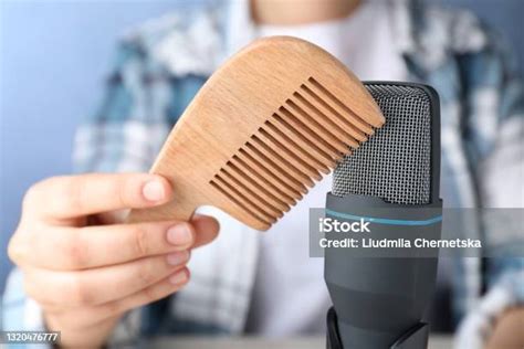 마이크와 나무 빗 클로즈업으로 Asmr 사운드를 만드는 여성 자율 감각 쾌락 반응에 대한 스톡 사진 및 기타 이미지 자율 감각 쾌락 반응 감각 지각 녹음 장비