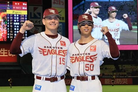 ＜楽・神＞笑顔でガッツポーズするハワード（左）と武藤（撮影・尾崎 有希） スポニチ Sponichi Annex 野球