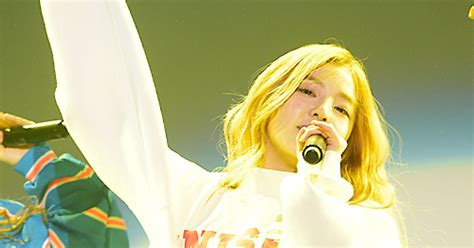 포토엔 레드벨벳 아이린 짧은치마 휘날리며