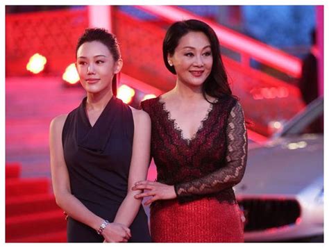 娱乐圈这些母女同框下，妈妈年轻时竟然比女儿还要年轻！