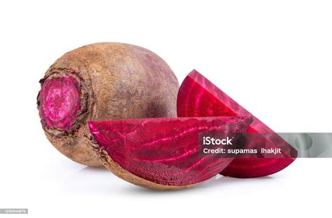 ビートルート野菜と白い背景に分離された半分 オーガニックのストックフォトや画像を多数ご用意 オーガニック クローズアップ ビーツ