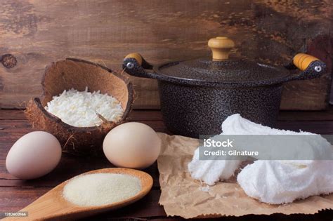 마리아 두더지는 소박한 나무 테이블 위에 설탕 달걀 흰자 무색 젤라틴 및 강판 코코넛으로 만든 전형적인 브라질 달콤한 사탕에