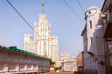 모스크바 러시아에서 Kotelnicheskaya 제방 건물입니다 도시에 있는 아침 0명에 대한 스톡 사진 및 기타 이미지 0