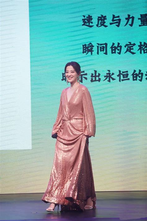 47岁梅婷好优雅，穿宽松粉裙端庄大气，珠圆玉润也是一种美 知乎
