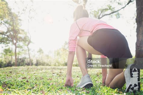 따뜻한 빛 아침에 유리에 그녀의 시체를 Buld 운동 조깅 준비 설정 하에 아시아 젊은 여자 젊은 여자 몸 아름다움을 공원에