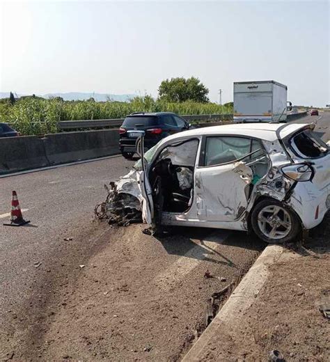 Scontro Auto Camion Sulla Variante Tragedia Sfiorata Alla California