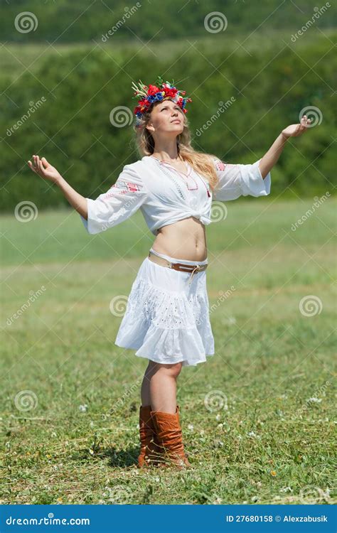 W Polu Ukrai Ska Dziewczyna Zdj Cie Stock Obraz Z O Onej Z Kaukaski Femaleness