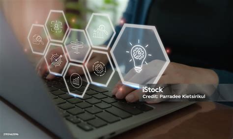 비즈니스 솔루션 개념 비즈니스 성장을 위한 혁신 전략 분석 및 기술 기반 솔루션을 나타내는 오버레이된 디지털 육각형 아이콘이 있는 노트북에서 타이핑하는 손 개념에 대한 스톡