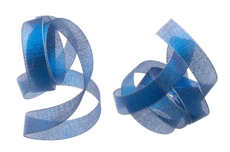 블루 리본 긴 직선은 곡선 롤이 반짝이는 공중에서 날아갑니다 선물 선물 생일 파티를 위한 블루 리본은 장식하고 섬유 천을 길게 똑바로 만듭니다 흰색 배경 격리 검은색에 대한