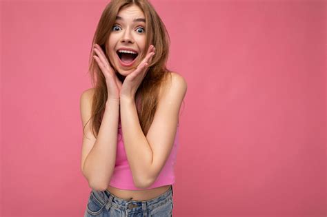 세련된 핑크 탑을 입고 복사 공간과 배경 벽에 고립 된 진지한 감정을 가진 젊은 유쾌한 매력적인 어두운 금발여성 긍정적인 컨셉 긍정적인 감정 표현에 대한 스톡 사진 및 기타