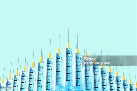 순수한 배경 의료 플라스틱 백신 접종 장비 및 바늘에 주사기 의료 주사 그리드의 3d 렌더링 병원에서 의료 고해상도 3차원