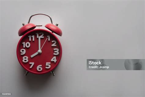 빨간색 알람 시계 흰색 배경에 고립입니다 비즈니스 시간 개념입니다 기민에 대한 스톡 사진 및 기타 이미지 기민 반지 벨