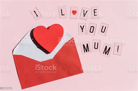 문구 나는 분홍색 배경에 편지로 만든 엄마를 사랑해요 해피 어버이날인사말 카드 빨간 마음과 봉투와 창조적 인 구성 사랑과 가족