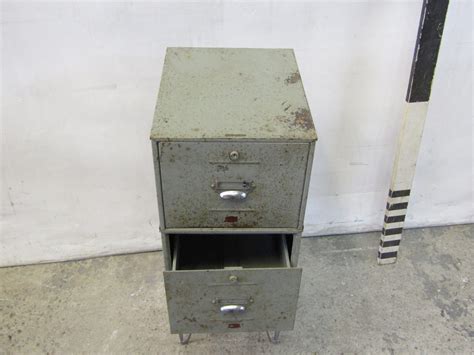 9060028 Metal 2 Draw Filing Cabinet H 81 Cm X 32 X 40 X 1 Off