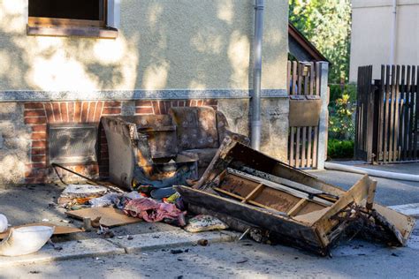 Brand In Wohnhaus In Netzschkau Nachbarn Retten Schwer Verletzte
