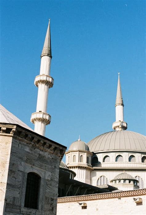 푸른 하늘 아래 웅장한 모스크 돔과 미나렛 · 무료 스톡 사진