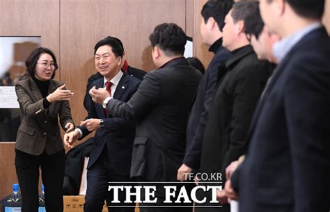 청년위원장들 지지선언에 포옹으로 화답하는 김기현 Tf사진관 포토 기사 더팩트
