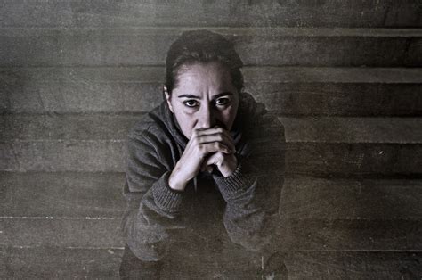 抑郁的女人想靠挂绳子自杀悲伤的少女想到死 包图企业站