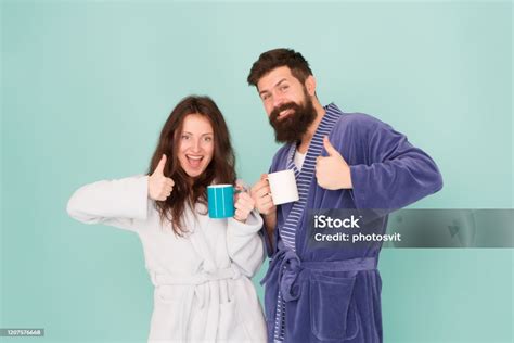 완벽한 주말 안녕하세요 아침 부부는 커피를 마십니다 수염남자와 여자 커피 컵 그들은 휴식을 느낀다 가족 생활 루틴 사랑에 부부