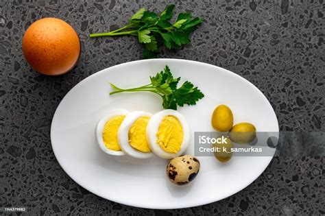 흰 접시에 메 추리 알 올리브 파 슬 리를 사용한 삶은 닭고기 달걀 0명에 대한 스톡 사진 및 기타 이미지 0명 건강한